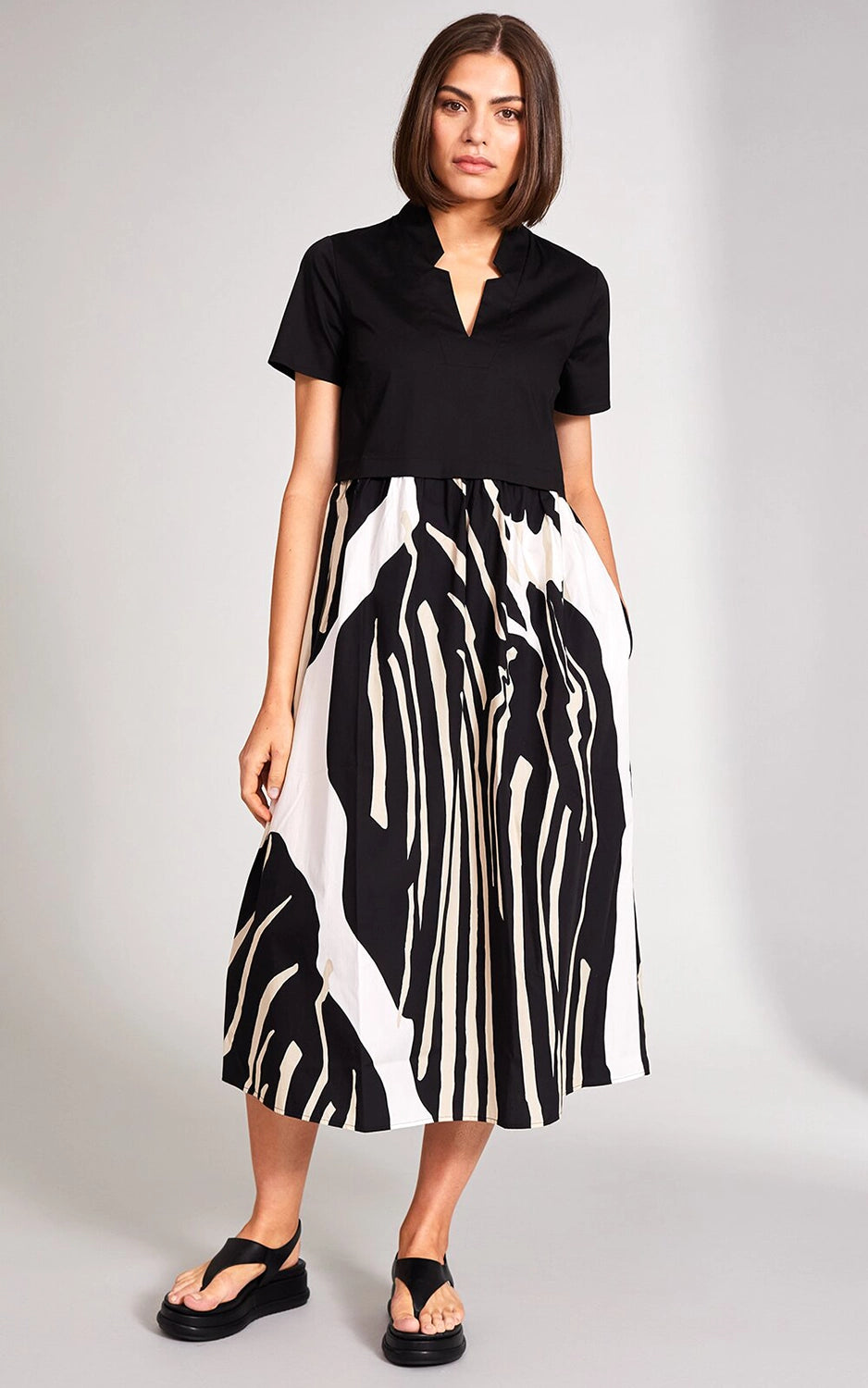 Peruzzi Contrast Monocrome Dress in Black S24100 – Bacio Collection